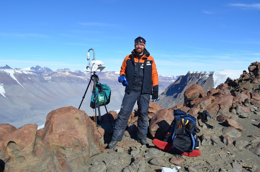 Flying microbes struggle to go the distance | Research Communities by ...